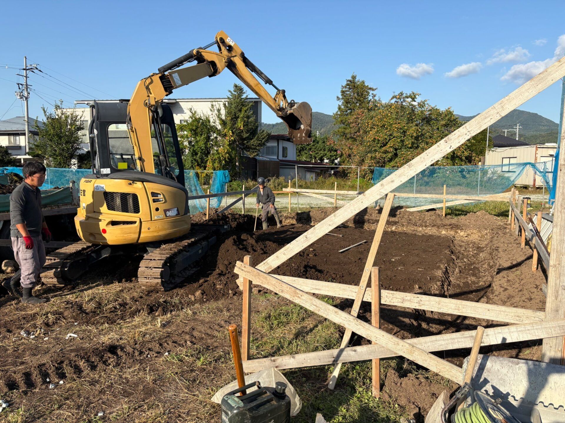 窓取り付け～透湿防水シート施工～C・D棟着工: 東根市）『ファミリーがうれしい、笑顔になるハイグレードな住まい』新築工事